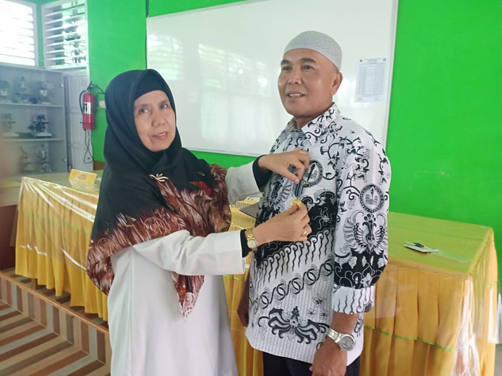 Pemasangan Pin satya lencana kepada Bapak Hendri Dunan, S.Pd – SMAN 1 ...
